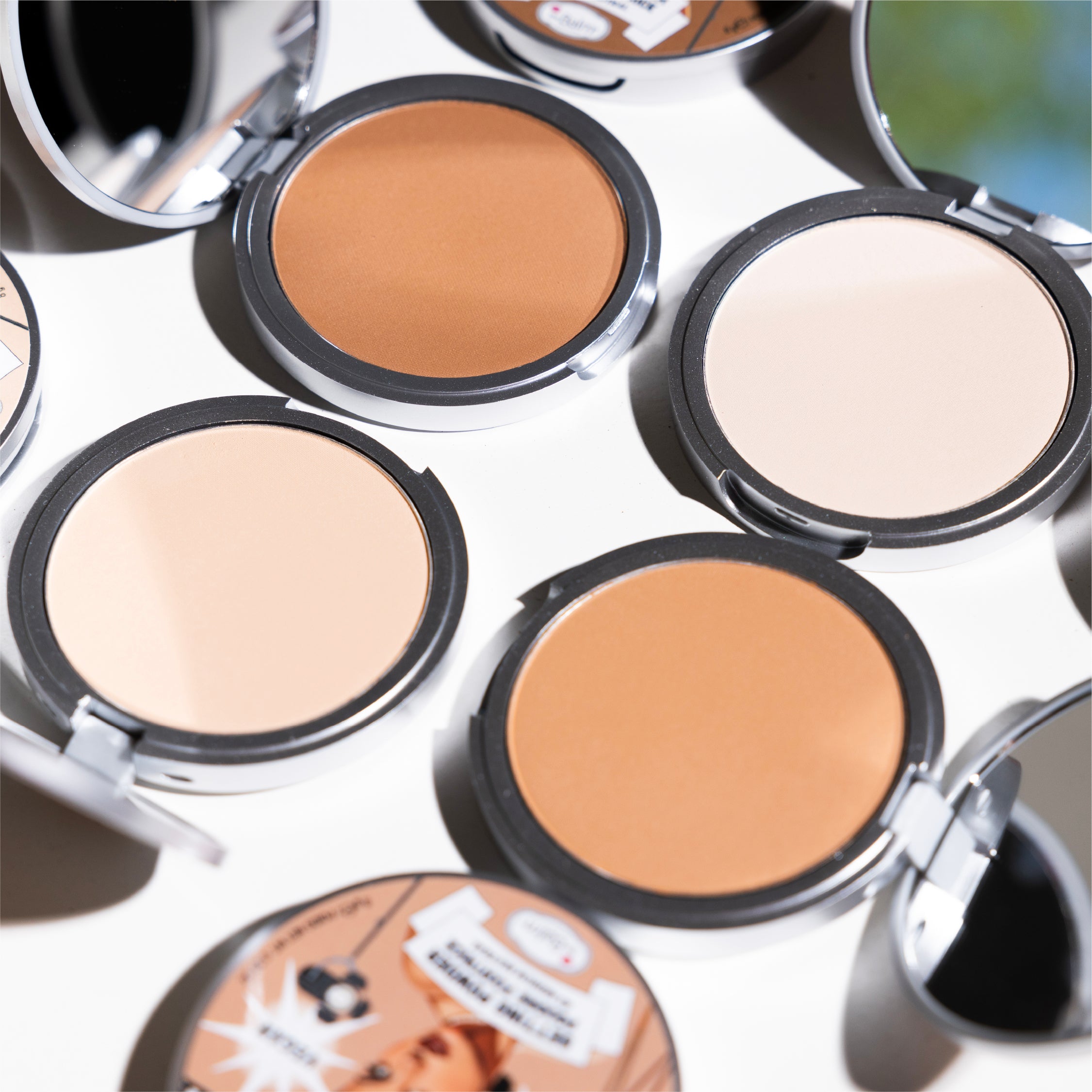 Quiet on Set® Setting Powder – theBalm